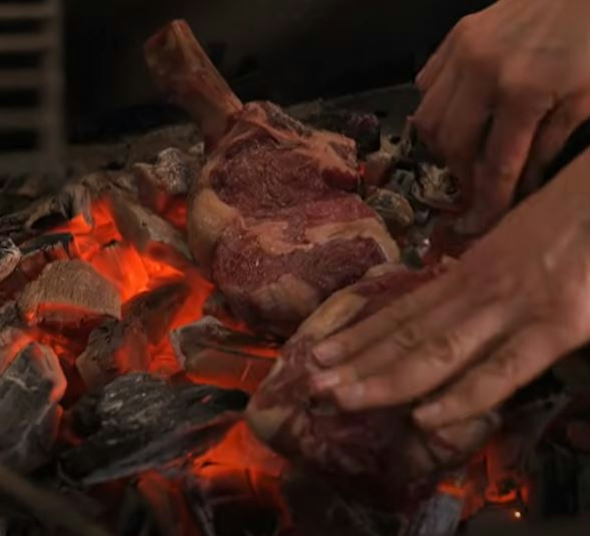 Näin grillaat hiilillä: Tuhti tomahawk-pihvi