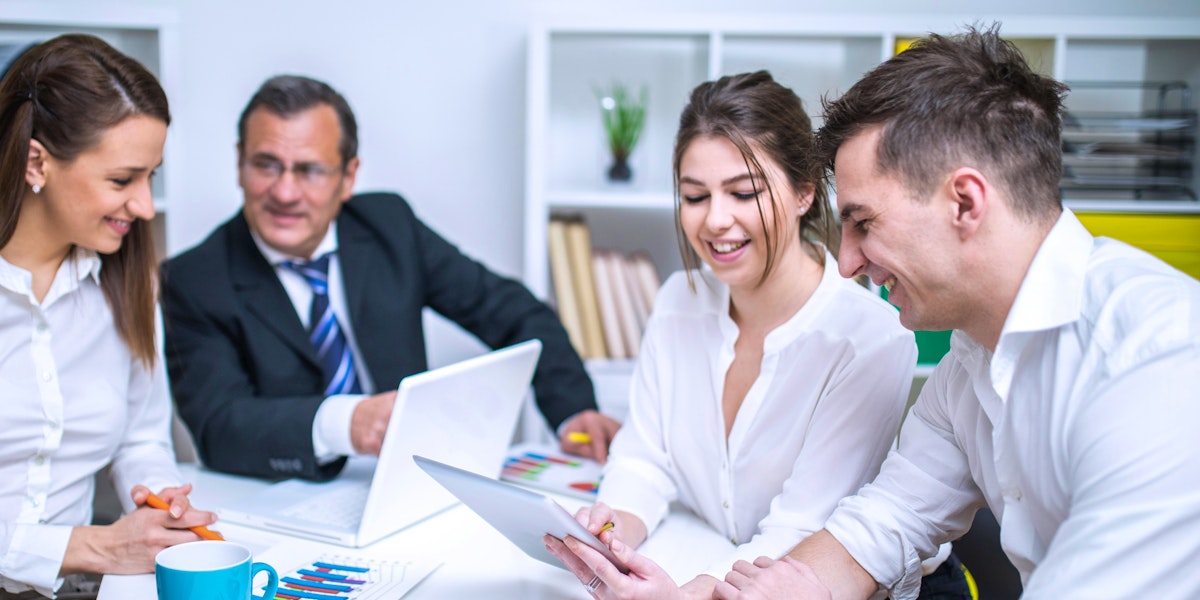 Improve Critical Thinking Within the Workplace (With Examples)