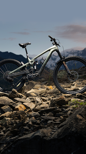 Trek Goes High-pivot with All-new Slash – 99 Spokes