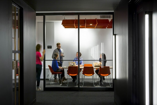 BuzziGrid, schallreduzierendes Deckenelement in BuzziFelt | BuzziSpace