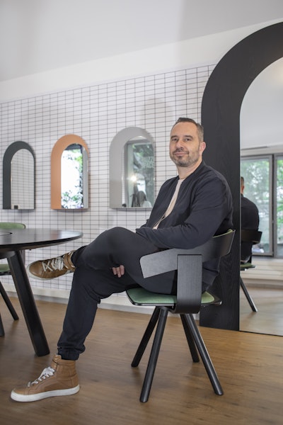 BuzziFloat, a minimal chair to maximize space | BuzziSpace