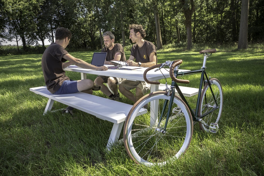 6 Items to Create the Perfect Outdoor Workspace | BuzziSpace