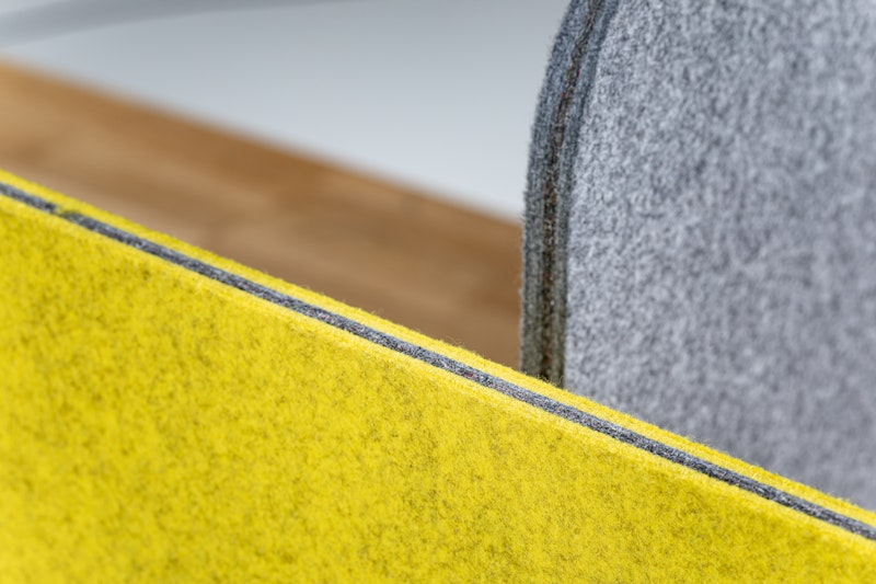 BuzziTripl Desk, desk partition in felt | BuzziSpace