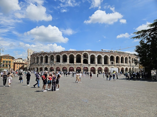 Parkeren bij de Arena di Verona voor het Arena Opera Festival 2024