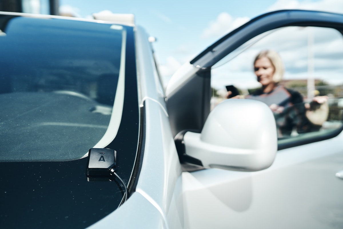 GPS-puckar och GPS-tracker för bil: Så funkar det | ABAX