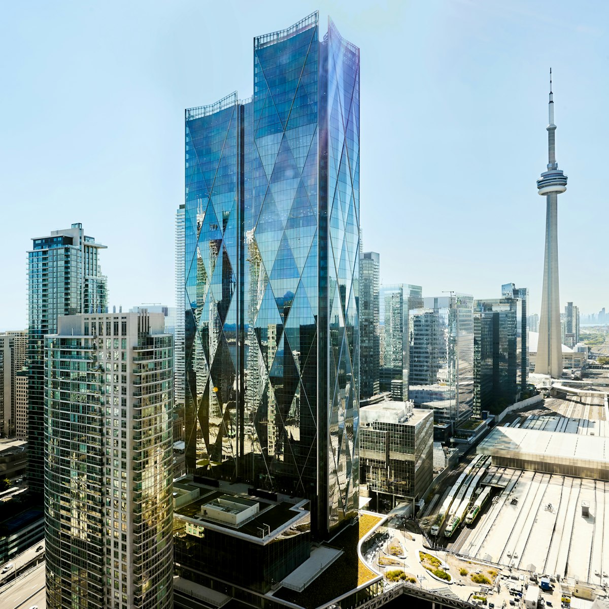 Restaurants and a bar to enjoy food and drinks in Toronto | Table